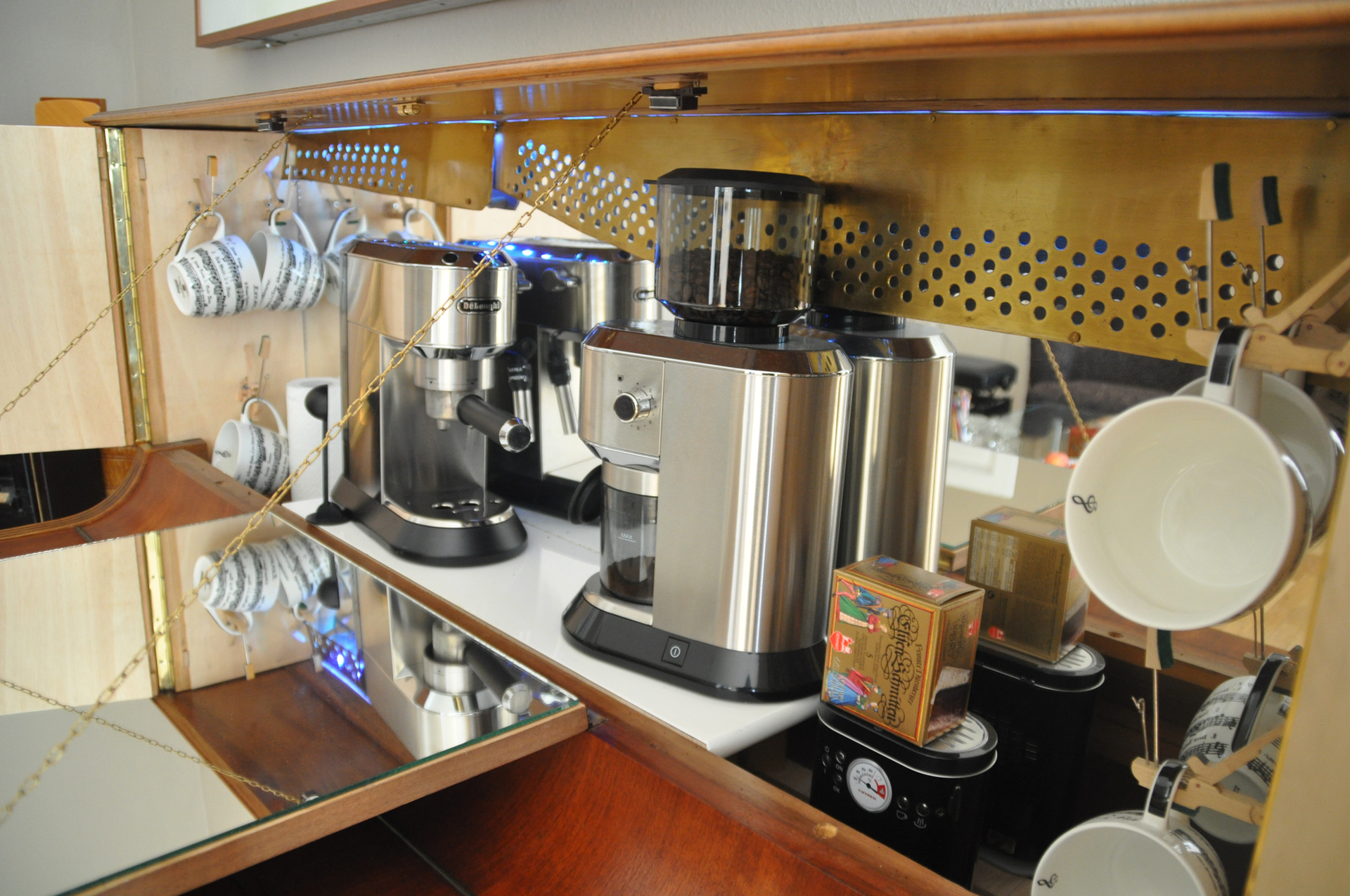 Pianos: Cafe-Bar-Piano